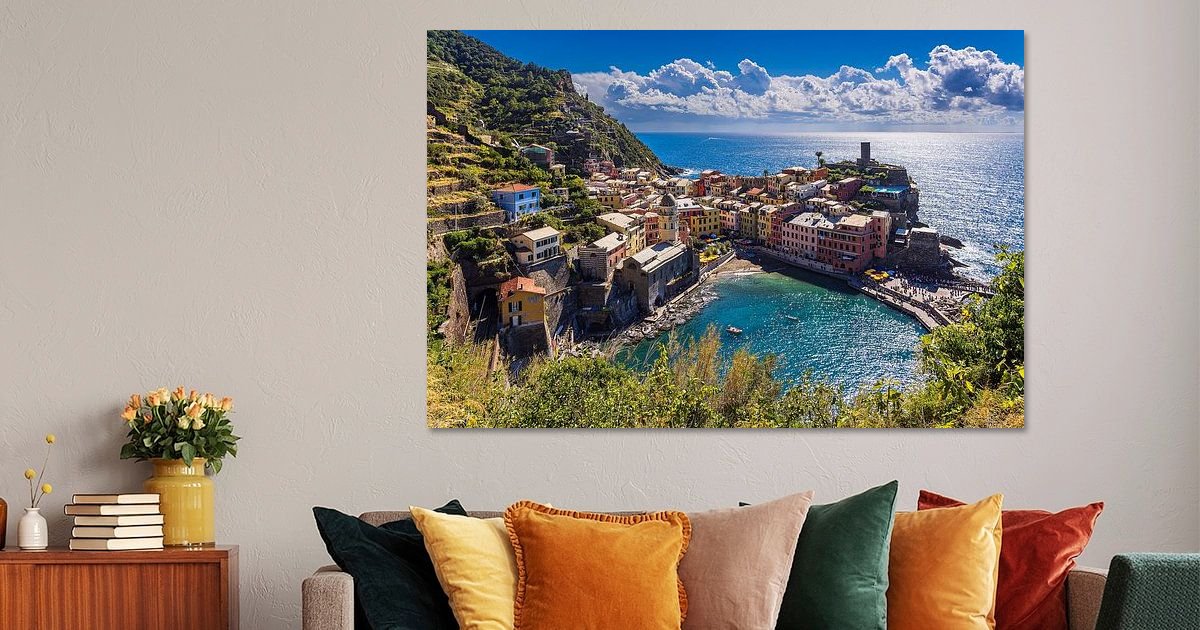 Uitzicht op Vernazza aan de Middellandse Zeekust in Italië van Rico Ködder op canvas, behang en meer